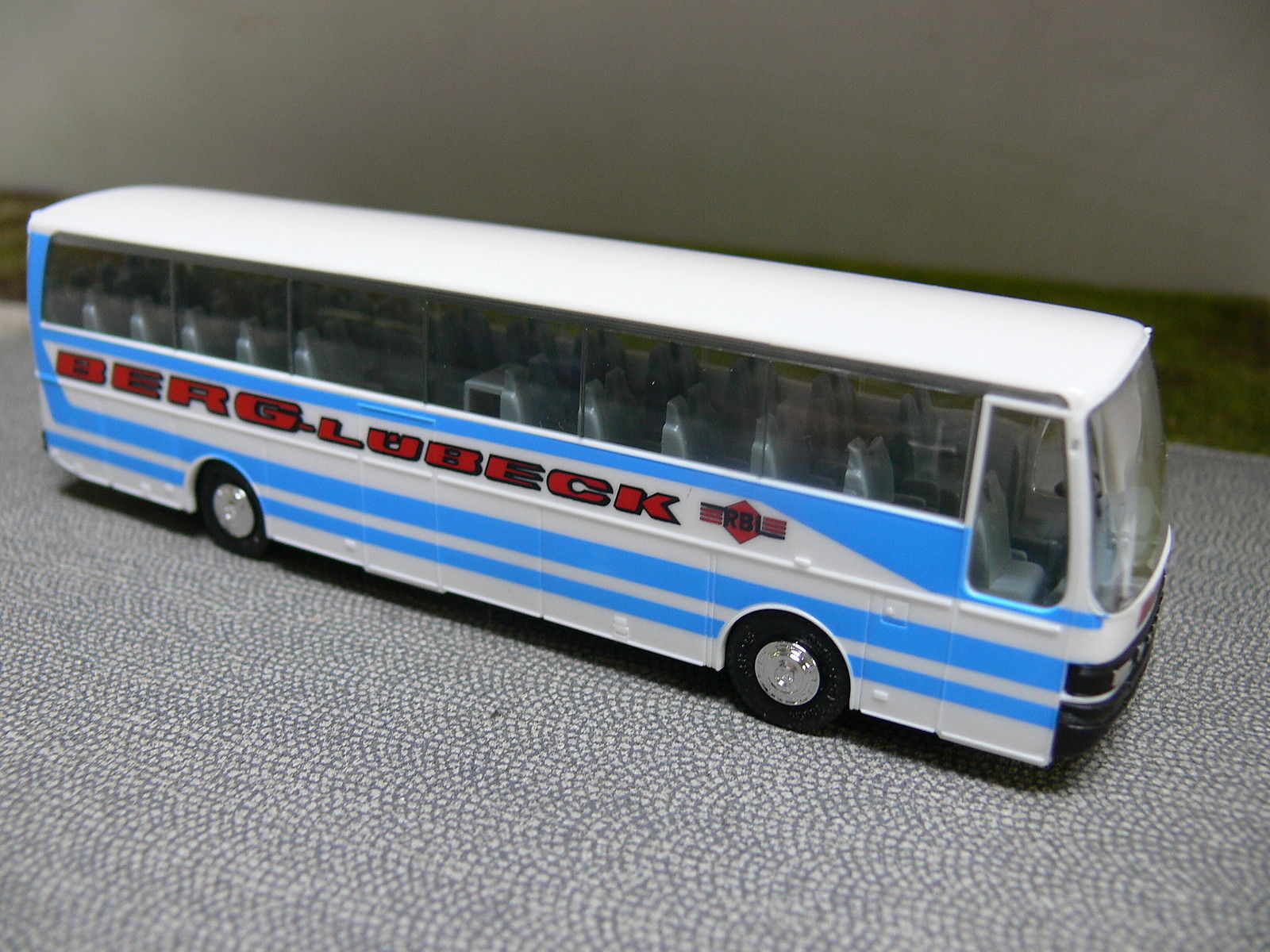 Modellspielwaren Reinhardt - 1/87 Herpa Albedo Setra 215 Berg Lübeck Modellspielwaren Reinhardt - 1/87 Herpa Albedo Setra 215 Berg Lübeck